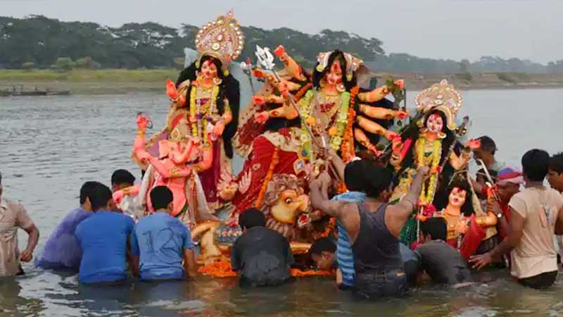 প্রতিমা বিসর্জনে শেষ হলো দুর্গাপূজা